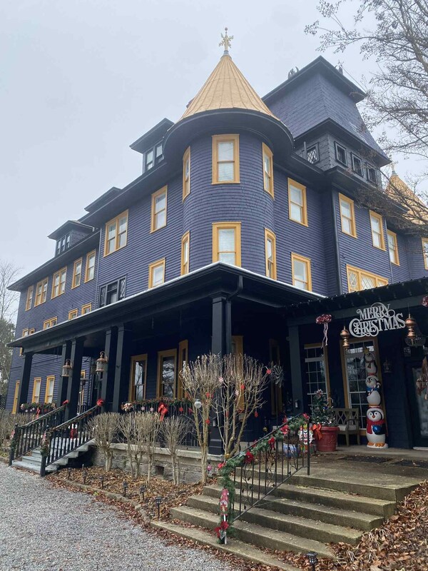 Osceola Lake Inn - Hendersonville, NC