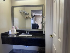 Quarto Individual Comfort | Casa de banho | Um secador de cabelo, toalhas fornecidas, sabão, champô