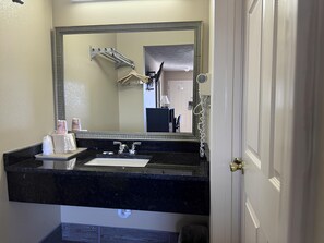 Quarto solteiro conforto | Banheiro | Secador de cabelo, toalhas de banho, sabonete, shampoo