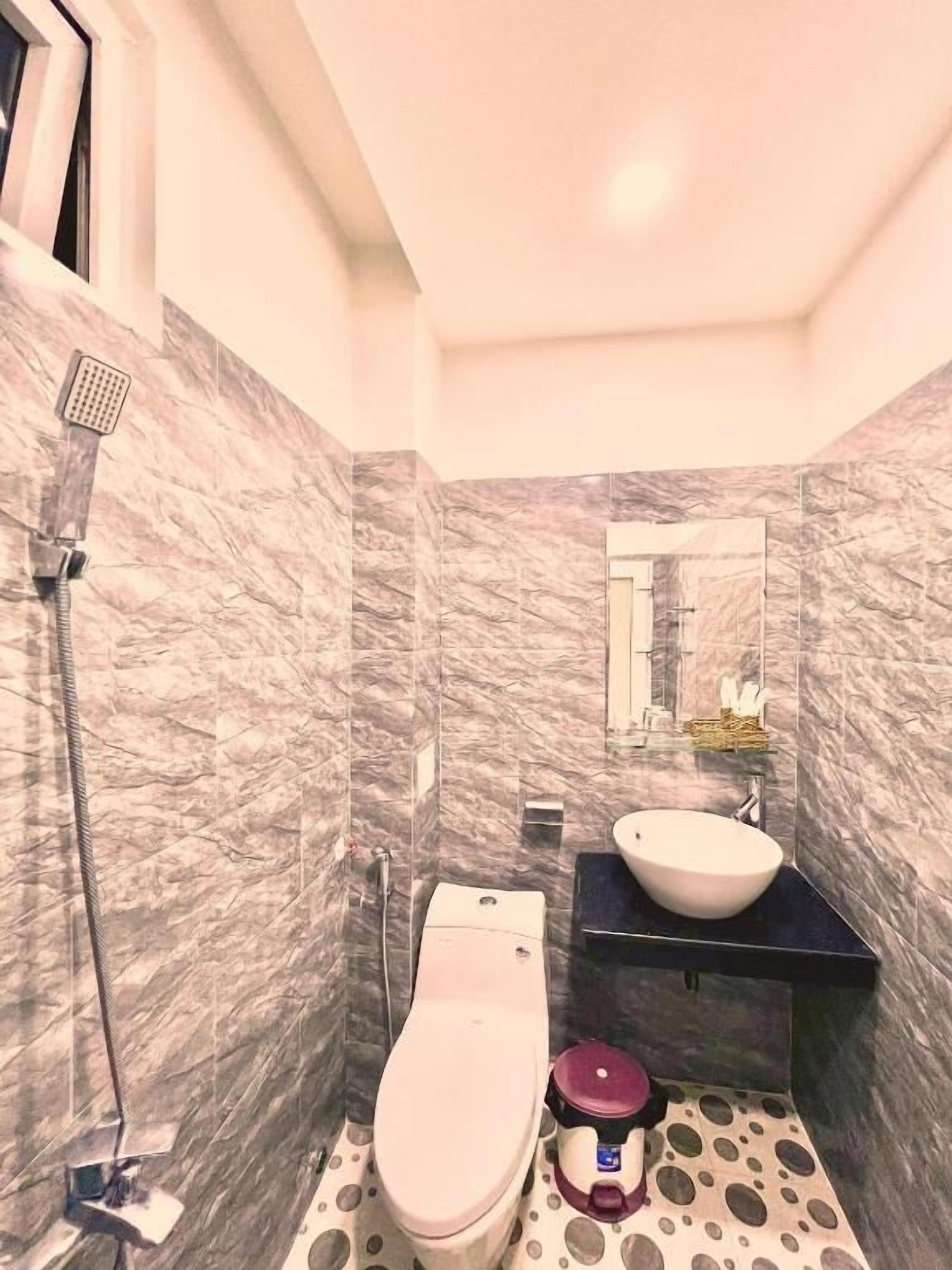 Quarto família, sacada | Banheiro | Chuveiro, secador de cabelo, chinelos, toalhas de banho