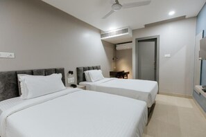 Quarto Twin Deluxe | Secretária, secretária adequada para computadores portáteis 