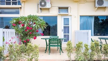 Quarto casal conforto, vista para o jardim | Opções para refeição ao ar livre