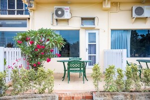Quarto casal conforto, vista para o jardim | Opções para refeição ao ar livre