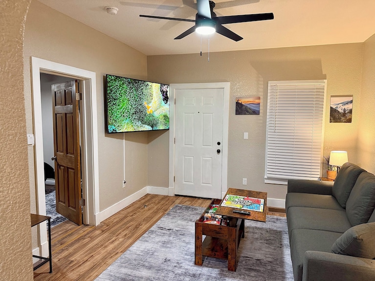 New Modern 1br For Work & Stay With Fast Wi-fi. Pets Ok - Pueblo, CO