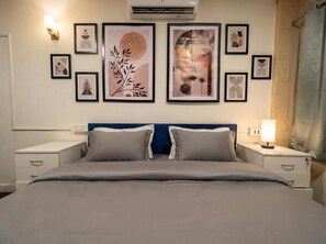 Quarto Duplo Deluxe, Vista para a cidade | Secretária, secretária adequada para computadores portáteis 