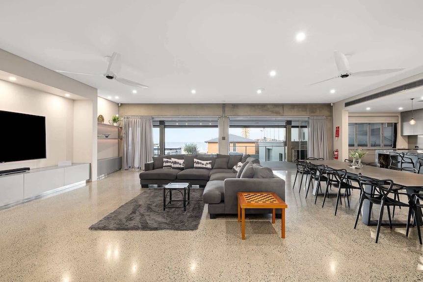 Striking Luxury Home With Garden & Bbq - Redcliffe