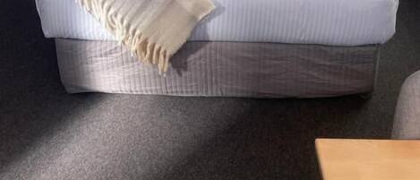 Estúdio, vista para o pátio | Escrivaninha, espaço de trabalho para notebook, Wi-Fi de cortesia