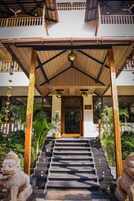 Fachada do alojamento (tarde/noite)