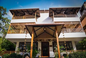 Fachada do alojamento (tarde/noite)