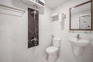 Apartamento Standard, Vista para a cidade | Casa de banho | Um polibã, artigos de higiene pessoal grátis, um secador de cabelo 