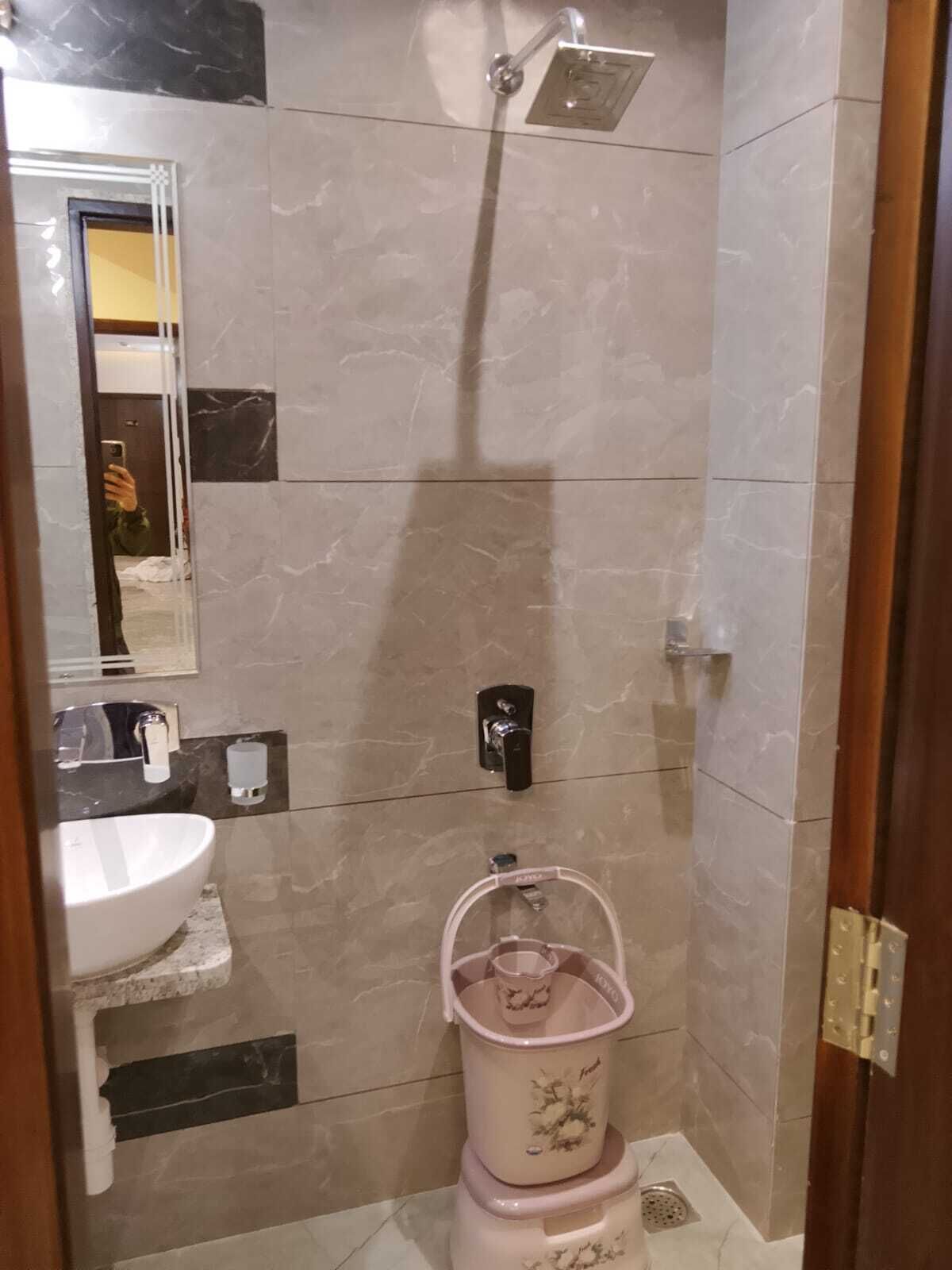 Quarto Duplo Deluxe | Casa de banho | Um polibã, artigos de higiene pessoal grátis, toalhas fornecidas, sabão 