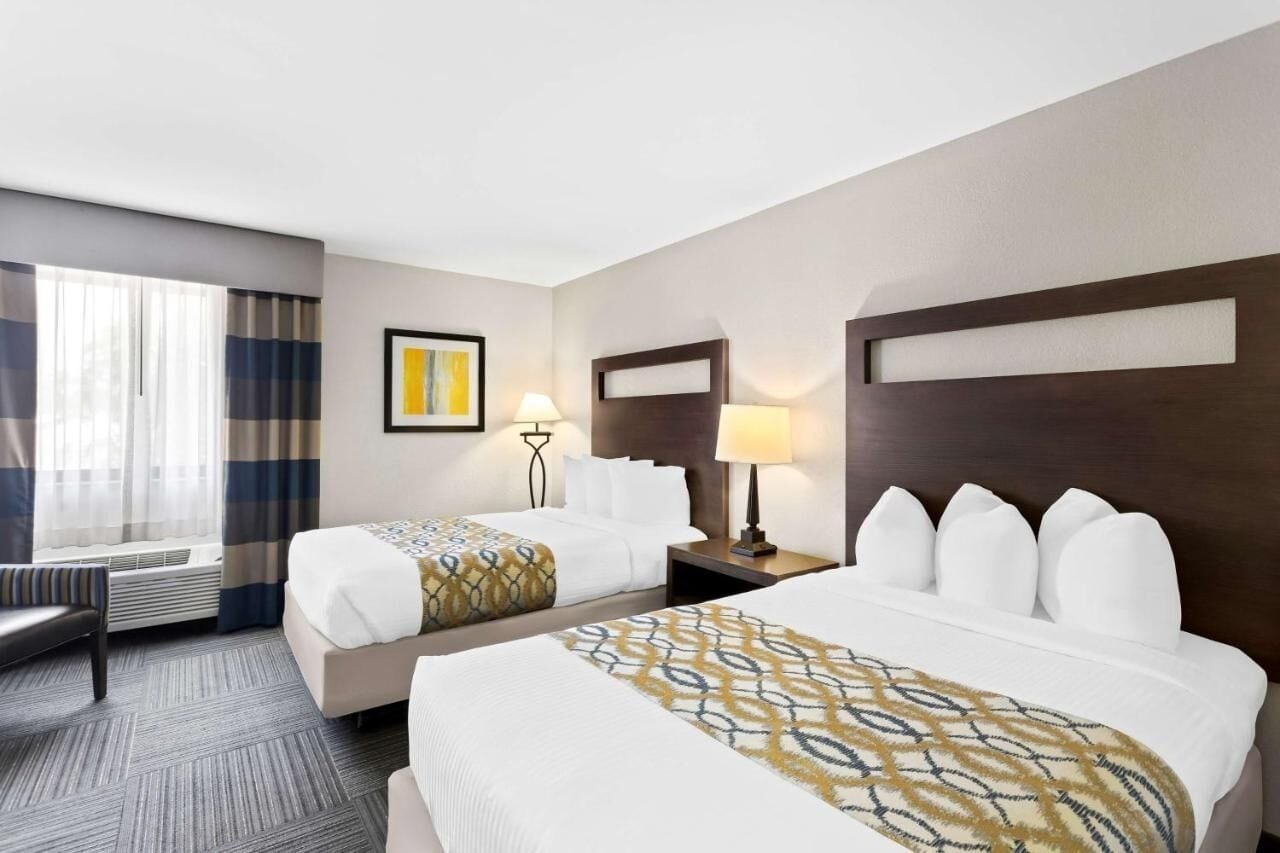 Cozy Naperville Stay  Free Breakfast & Parking Near Downtown! - Naperville, IL