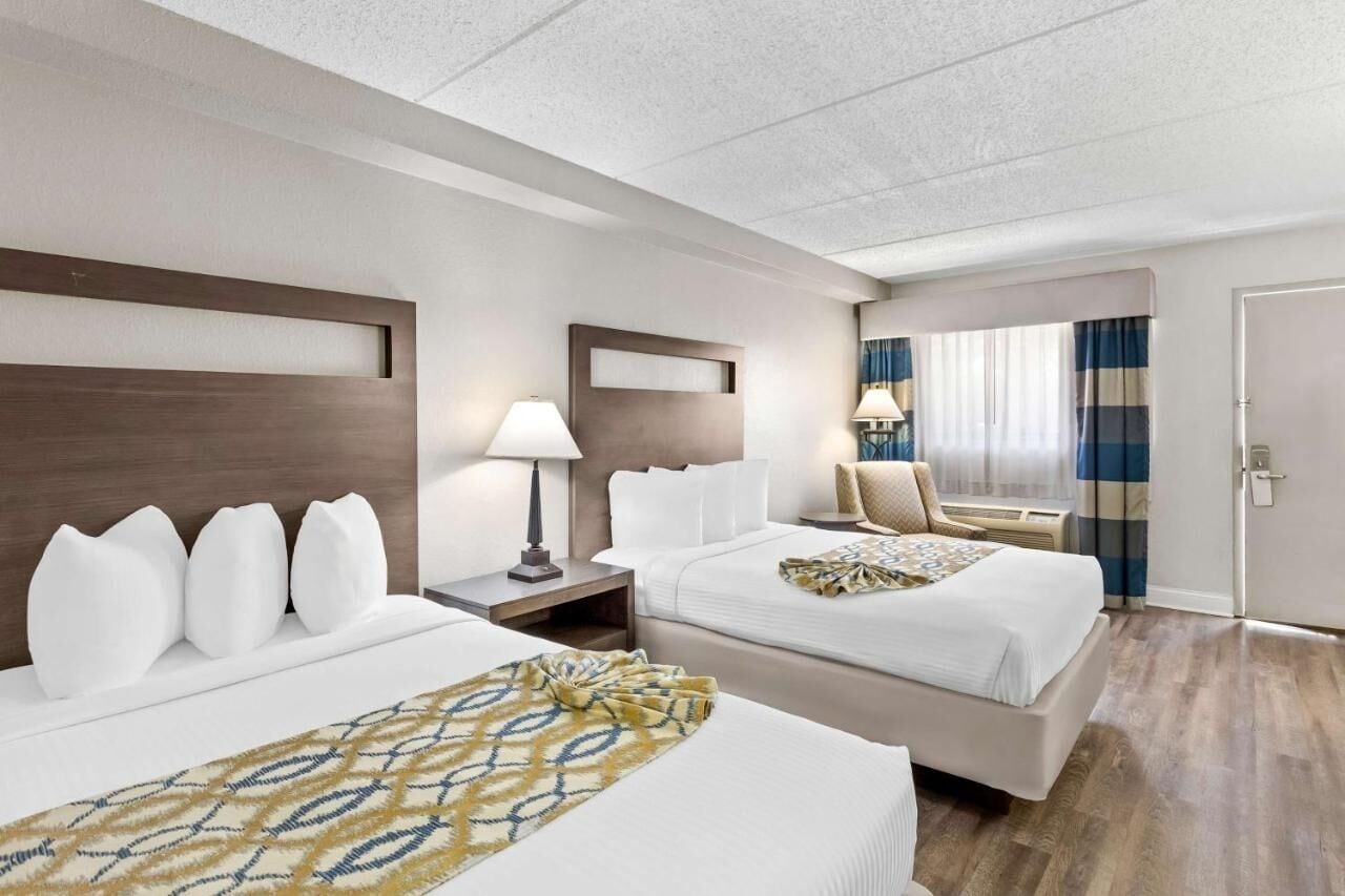 3 Comfy Units With Easy Access To City, Shops & Restaurants - Free Breakfast! - Naperville, IL