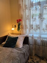 Quarto Individual Comfort | Cofre no quarto, secretária, cortinas/cortinados opacos 