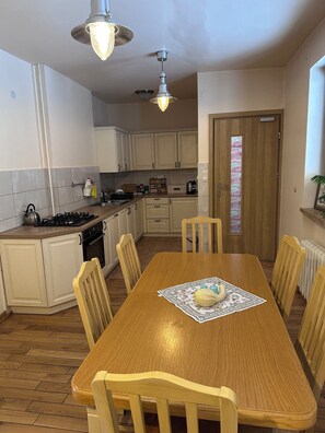 Cooktop, talheres/pratos/utensílios de cozinha