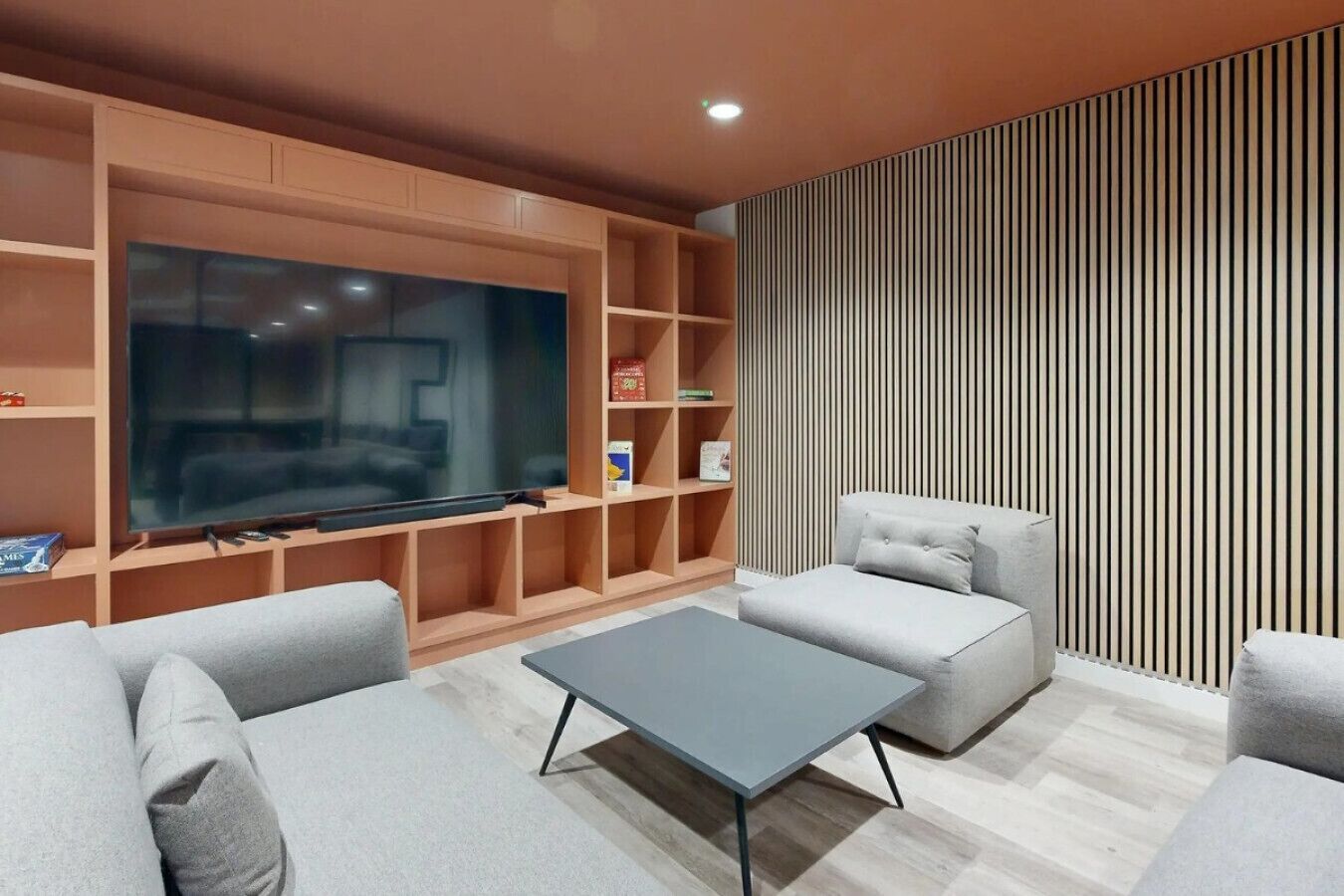 Bright & Spacious Mid Level Studio Plus Briggate - Leeds