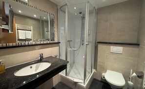Quarto Individual | Casa de banho | Um polibã, um secador de cabelo, toalhas fornecidas, sabão 