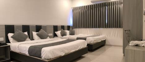 Quarto Quádruplo Familiar, Vista para a cidade | Secretária, secretária adequada para computadores portáteis