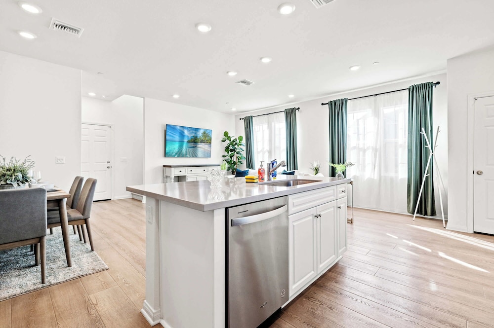 Near Ont Modern Designer Style Family Home - Jurupa Valley, CA