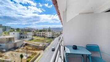 Suíte estúdio clássica, sacada, vista para a cidade | Opções para refeição ao ar livre