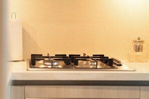 Apartamento Deluxe | Cozinha privada | Um frigorífico/congelador grande, um micro-ondas, um forno 