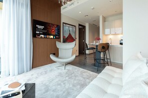 Apartamento Deluxe | Sala de estar | Televisor LED de 54 cm com canais por cabo 