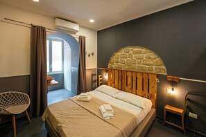 Quarto Standard, no edifício anexo (Vico Carceri San Felice 13) | Secretária, secretária adequada para computadores portáteis 