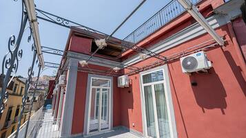 Camera Superior, edificio separato, Vico Giardinetto 84 | Secretária, secretária adequada para computadores portáteis