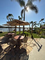 Villa Deluxe, 2 quartos, piscina privativa, vista para a lagoa | Refeições ao ar livre