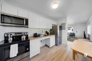 Apartamento Comfort, 1 quarto, pátio | Cozinha privada | Um frigorífico/congelador grande, um micro-ondas, um forno 