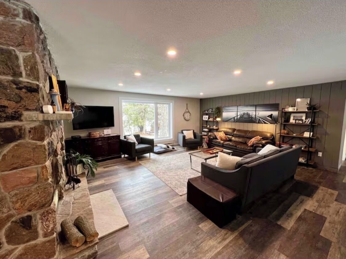 Beautiful Beachfront Cottage On Bass Lake - Orillia