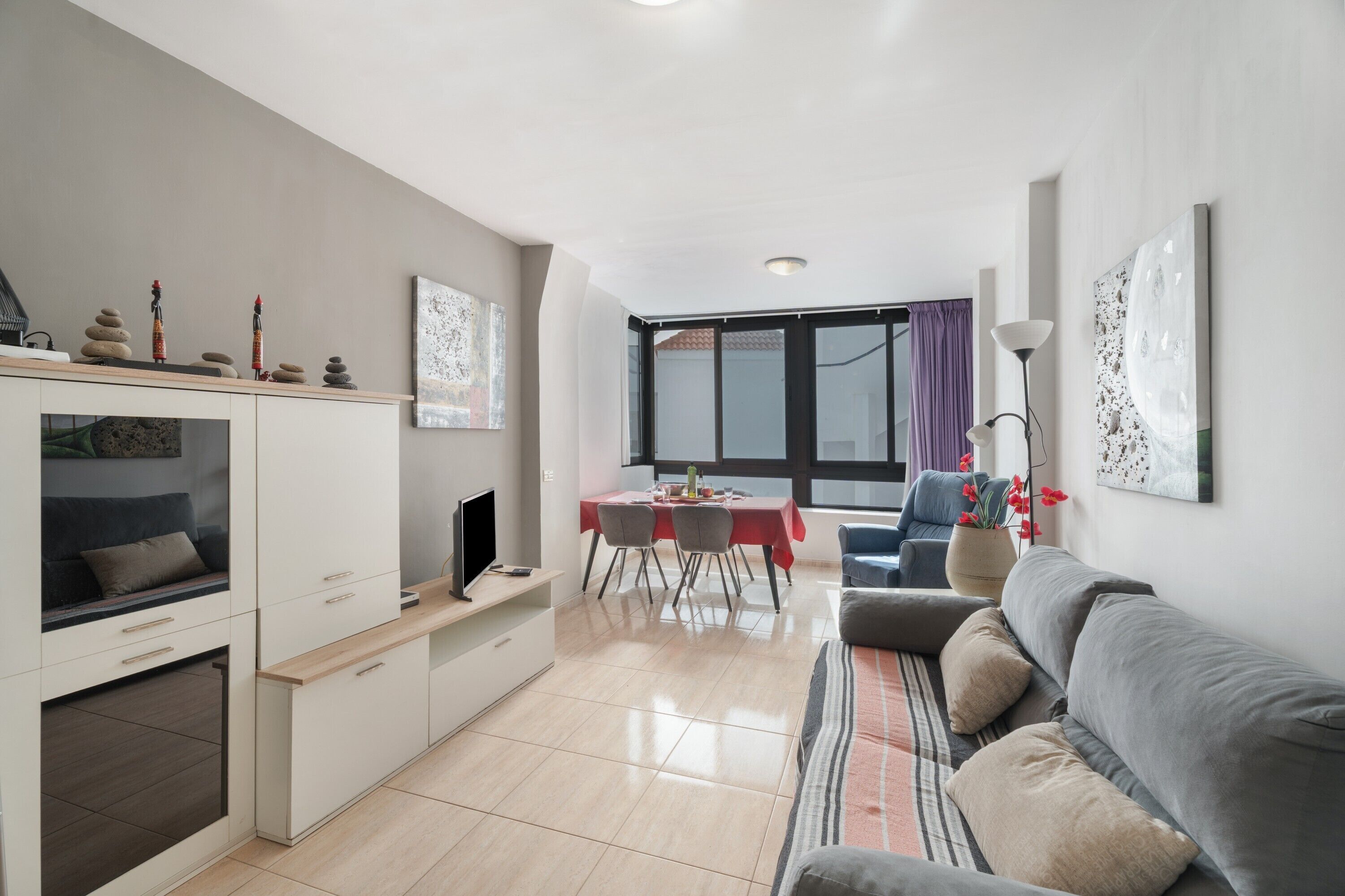 Holiday Apartment 'Close To Everything' With Mountain View, Shared Pool & Wi-fi - Los Cristianos