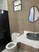 Quarto triplo conforto | Banheiro | Toalhas de banho, sabonete, papel higiênico 