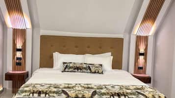 Suíte presidencial, sacada, vista para a piscina | Roupas de cama premium, edredons de pluma, cofres nos quartos