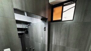 Quarto Duplo ou Twin Comfort, Vista para a cidade | Casa de banho | Um polibã, toalhas fornecidas, sabão, champô 