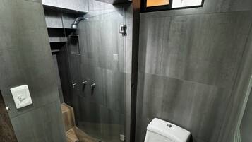 Quarto casal ou duplo conforto, vista para a cidade | Banheiro | Chuveiro, toalhas de banho, sabonete, shampoo