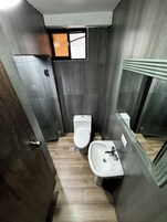 Quarto casal ou duplo conforto, vista para a cidade | Banheiro | Chuveiro, toalhas de banho, sabonete, shampoo