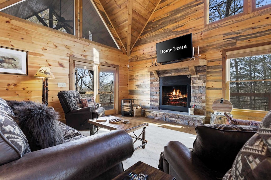 Stunning Views! Sleeps 10 - Hot Tub - 2 Fireplaces - Blue Ridge, GA