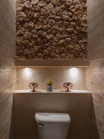 Um polibã, um secador de cabelo, toalhas fornecidas, sabão 