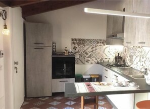 Refrigerador em uma área comum, micro-ondas em uma área comum