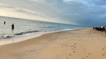 Perto da praia, areia branca, bar na praia