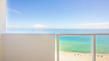 Uma varanda com vista para a praia e o mar.