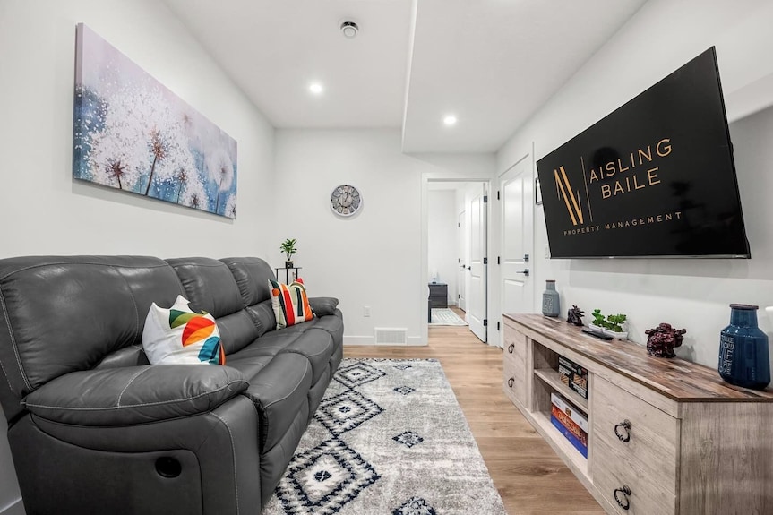 Luna | Bright | Close To Airport & Trails | Pets - Calgary