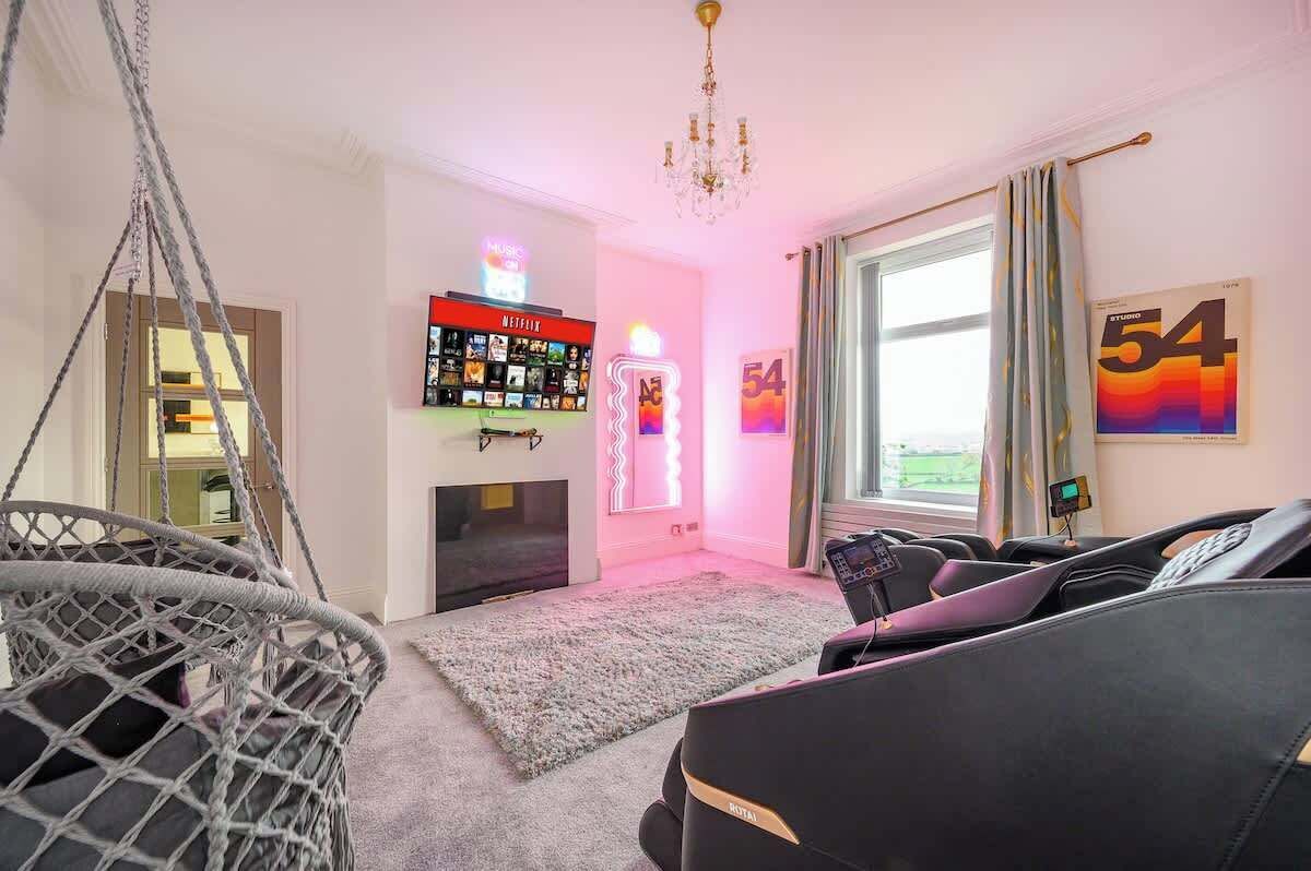 Spacious 6br Escape | Hot Tub, Game Room & Karaoke - Yorkshire