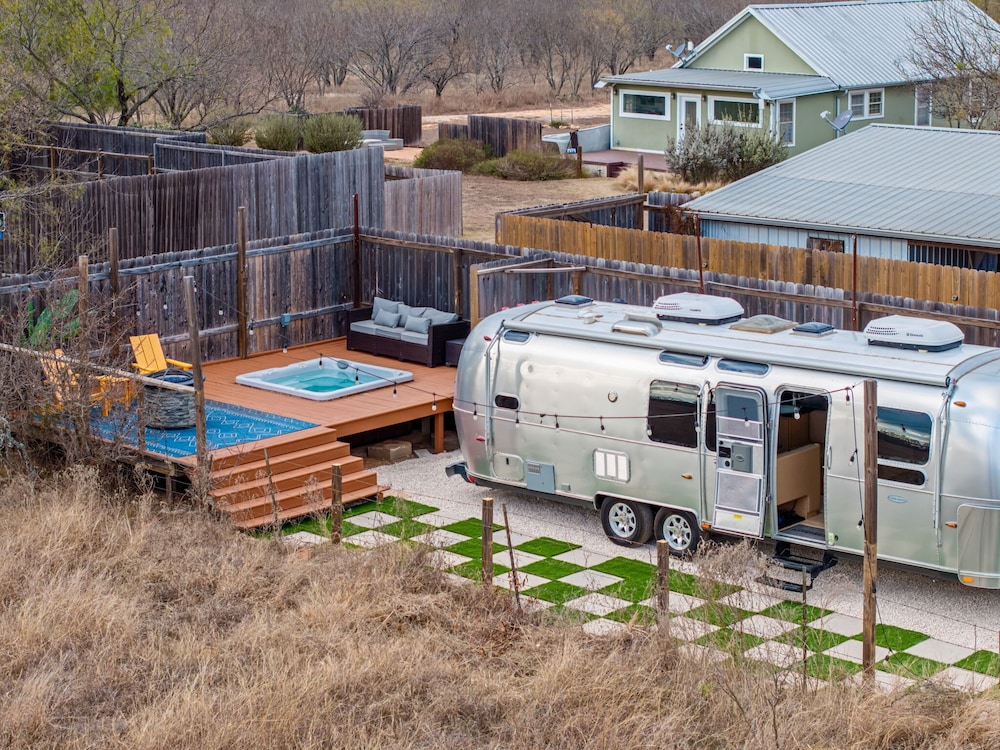 Lucinda Airstream - Fire Pit & Hot Tub Reviews, Deals & Photos 2026 - Stayz