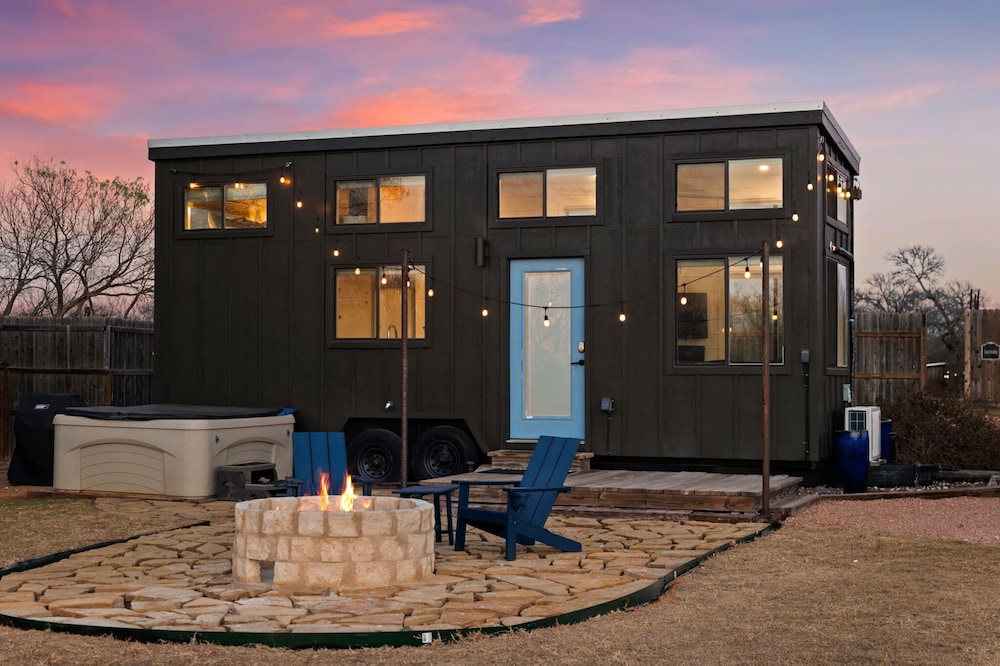 Henley Tiny Home - Hot Tub & Fire Pit Reviews, Deals & Photos 2026 - Vrbo