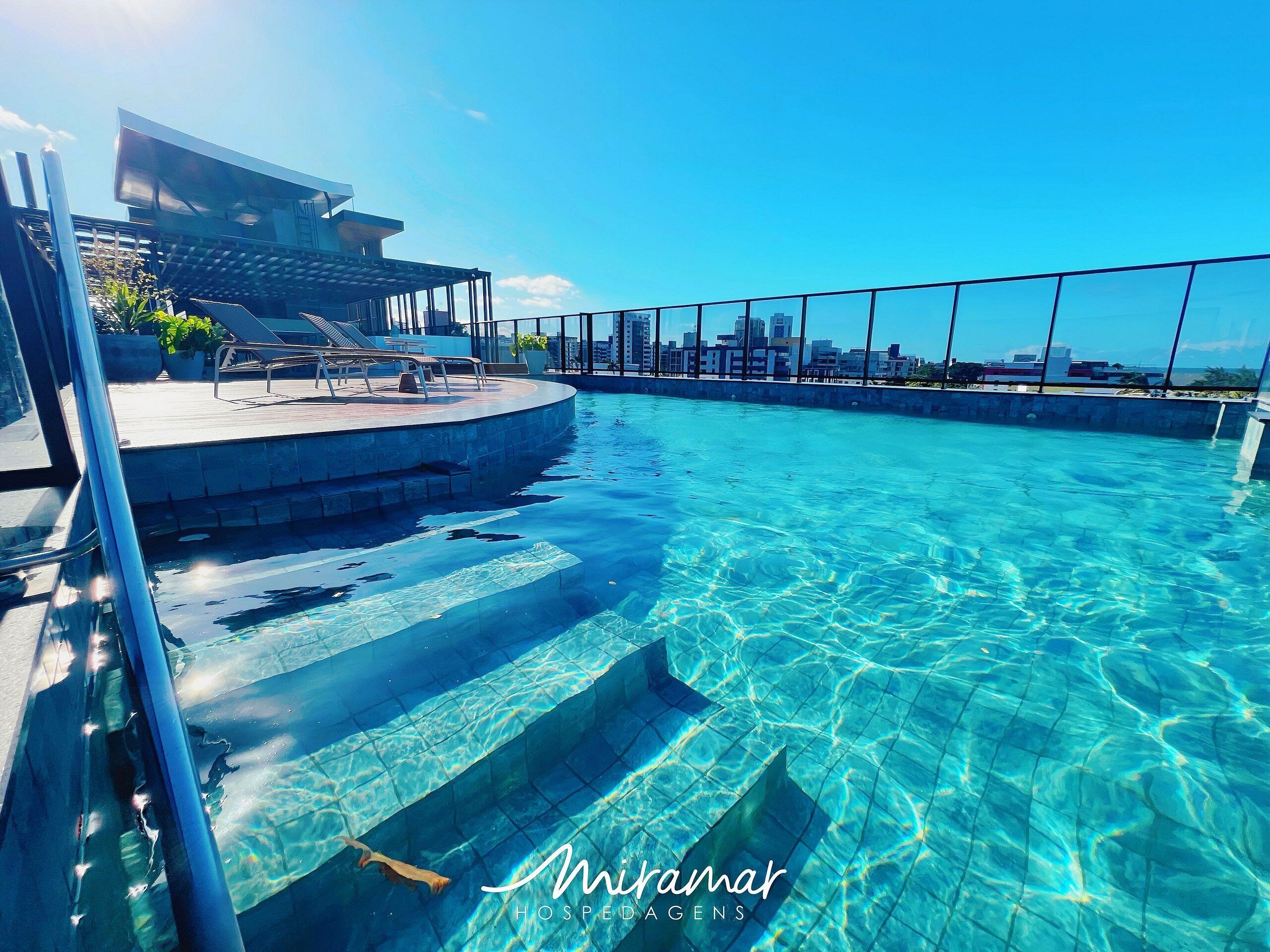 Piscina externa, funciona das 8h às 20h, espreguiçadeiras