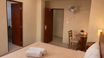 Quarto solteiro clássico | Escrivaninha, Wi-Fi de cortesia