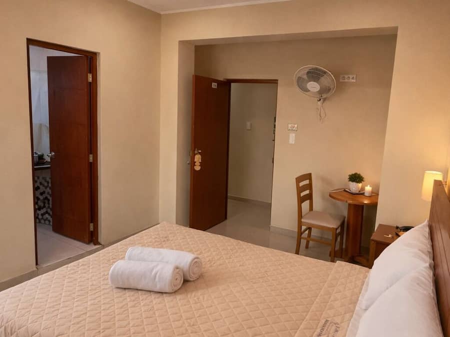 Quarto solteiro clássico | Escrivaninha, Wi-Fi de cortesia