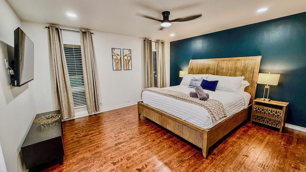 Modern Family Retreat - Private Pool/Mini Golf/Fire Pit/Pool Table ...